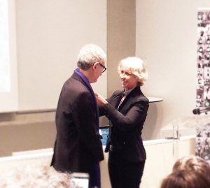 Joseph abram reçoit l'insigne de chevalier de l'ordre des arts et des ...